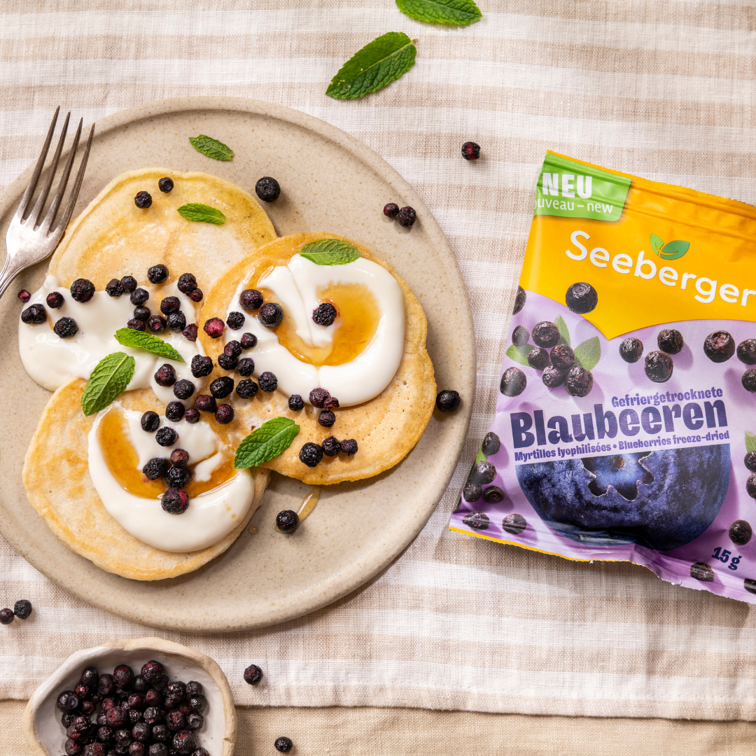 Pancakes with yogurt & freeze-dried blueberries